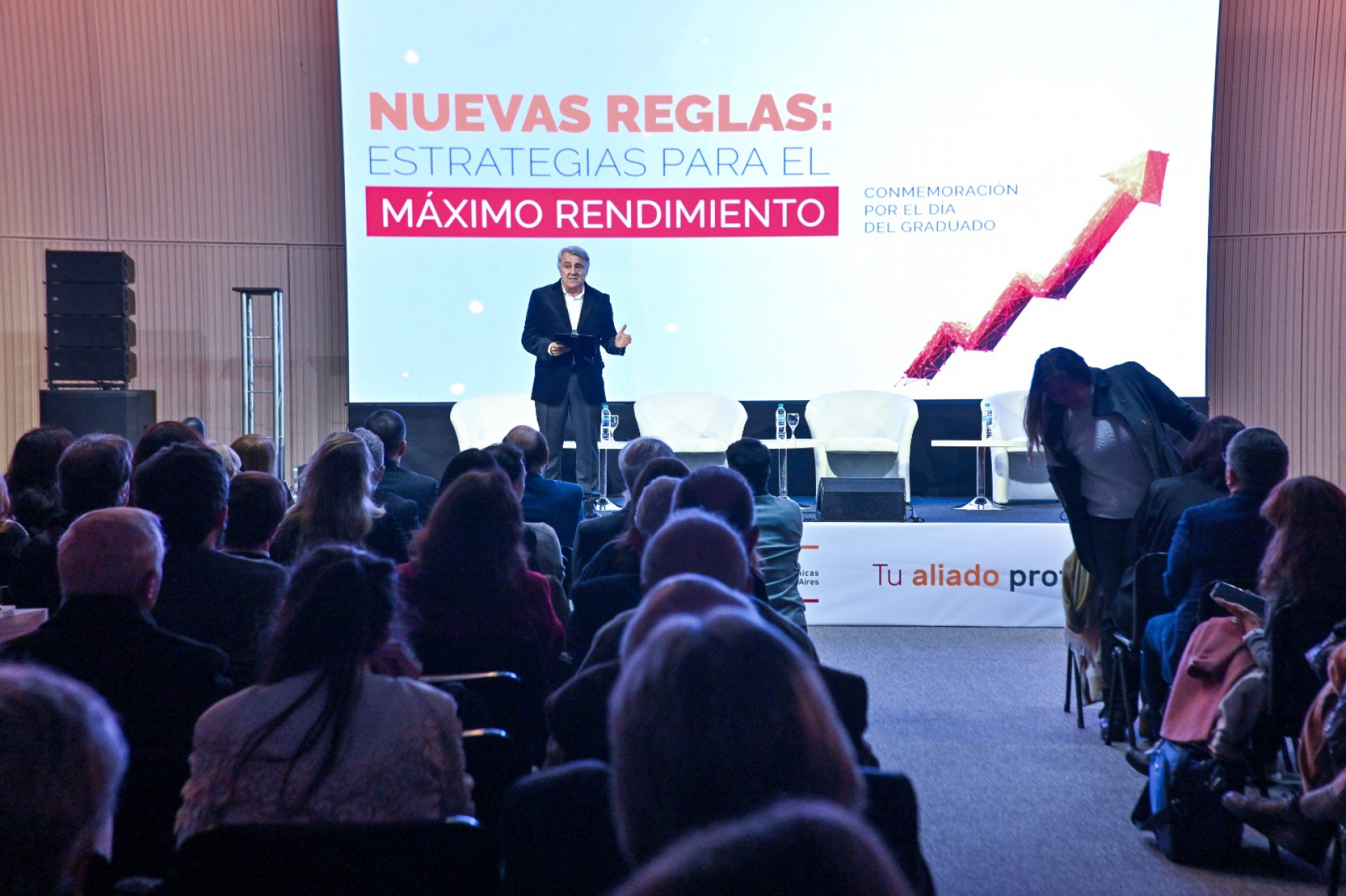 Conmemoramos el Día del Graduado con una jornada de análisis, liderazgo ...
